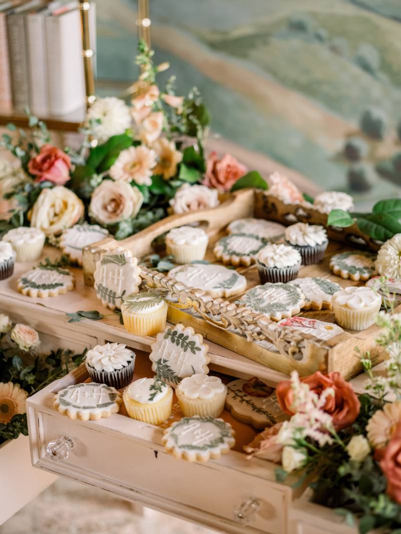 SOFT + ROMANTIC LITERARY COTTAGECORE WEDDING INSPIRATION AT VINTAGE FIELDS IN COLUMBUS ...