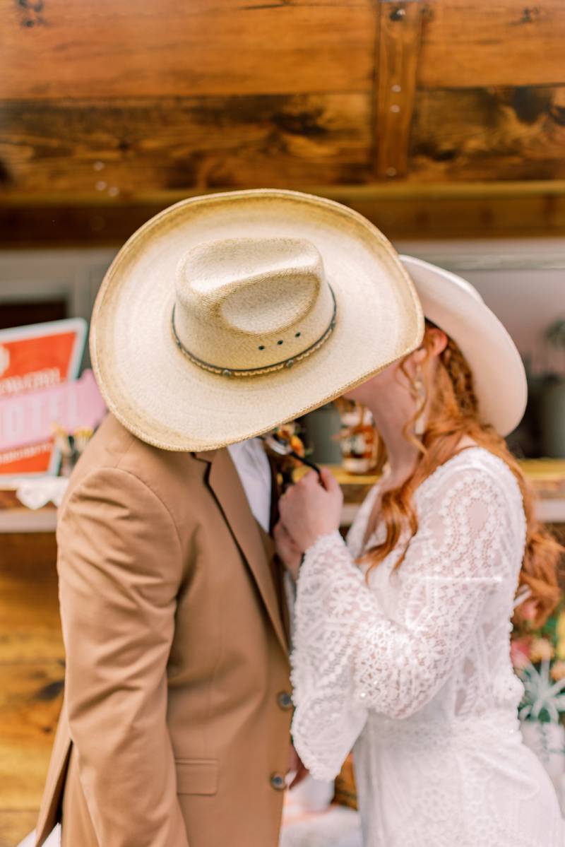 A RETRO SOUTHWESTERN COWGIRL-INSPIRED WEDDING DESIGN WITH VINTAGE MOTEL ...