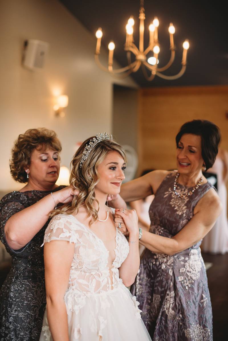 ROMANTIC ENCHANTED BARN WEDDING AT VENNEBU HILL | EMILY + HALLIE ...