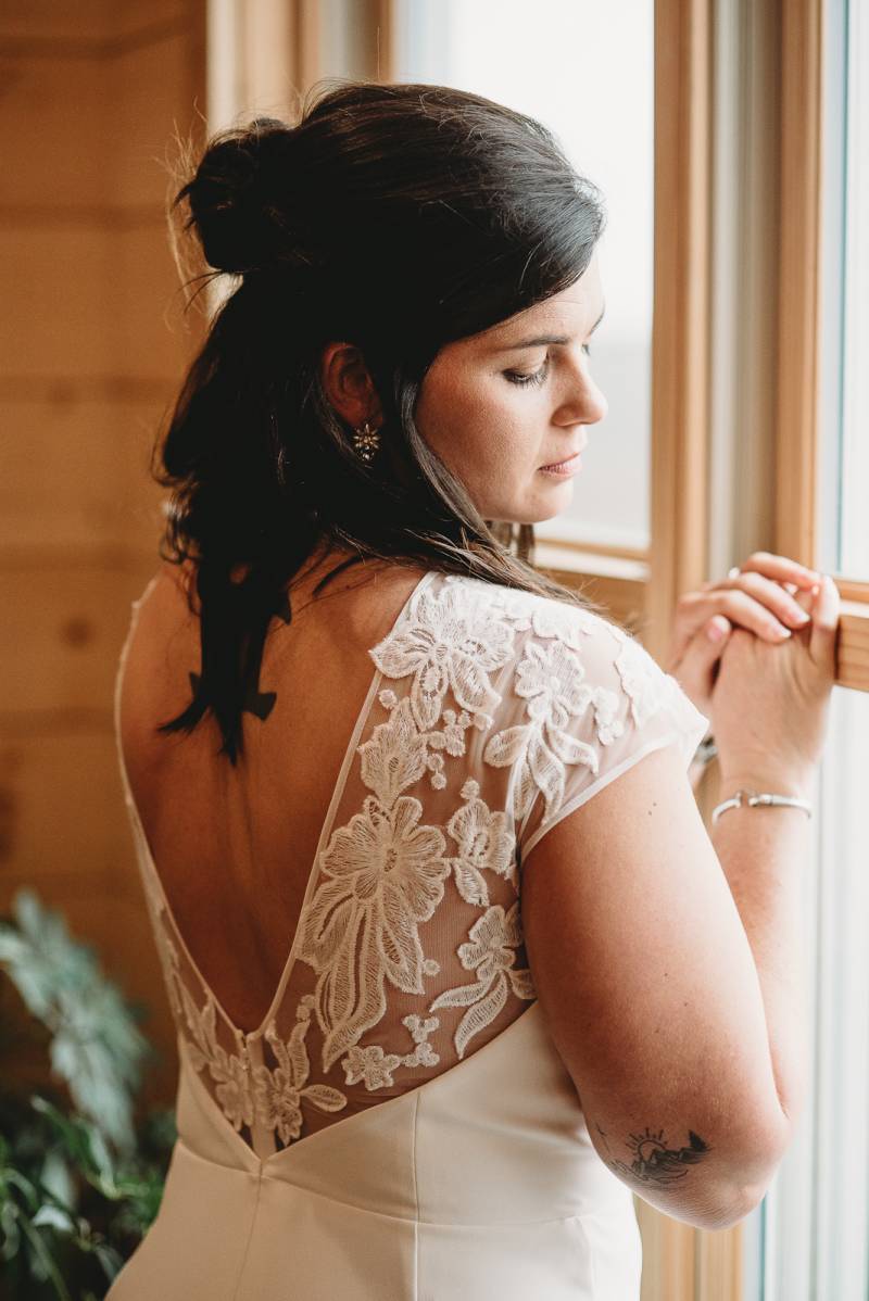 ROMANTIC ENCHANTED BARN WEDDING AT VENNEBU HILL | EMILY + HALLIE ...